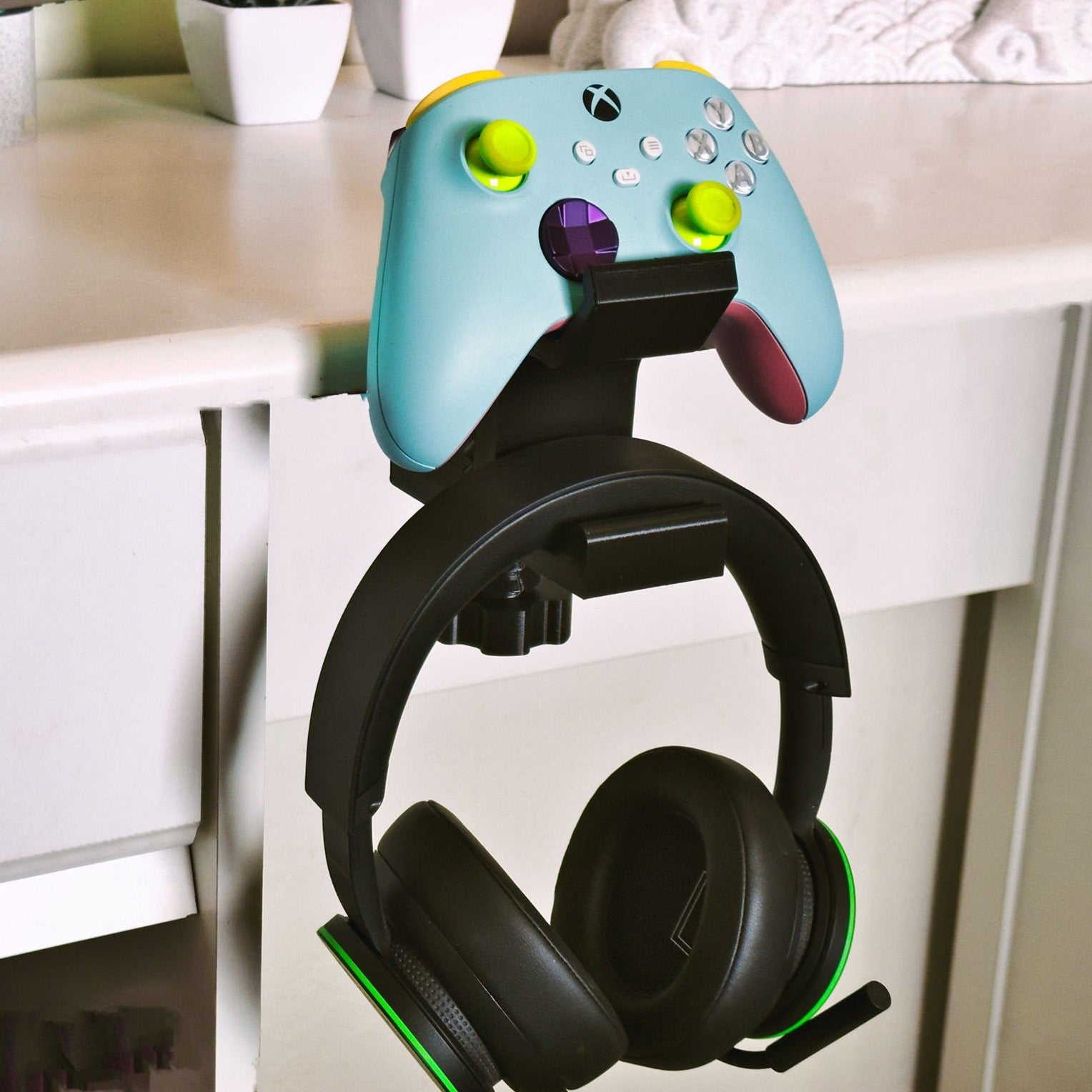 Combined Headphone & Controller Holder – FigureOut 3D